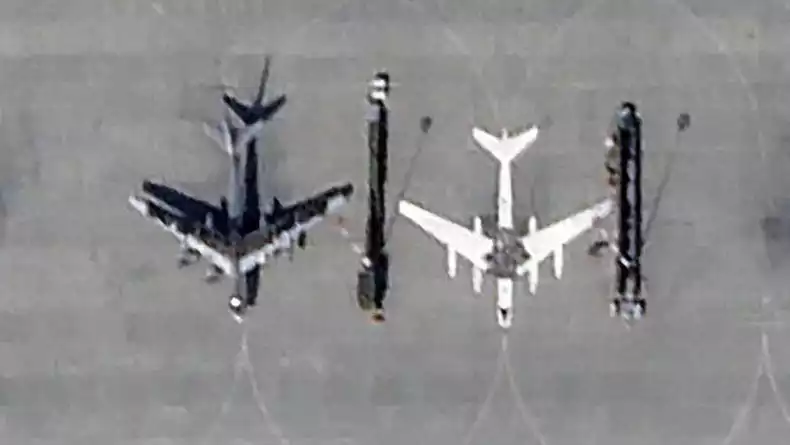 La base Engels-2 en Russie : après les pneus, des avions russes peints ...