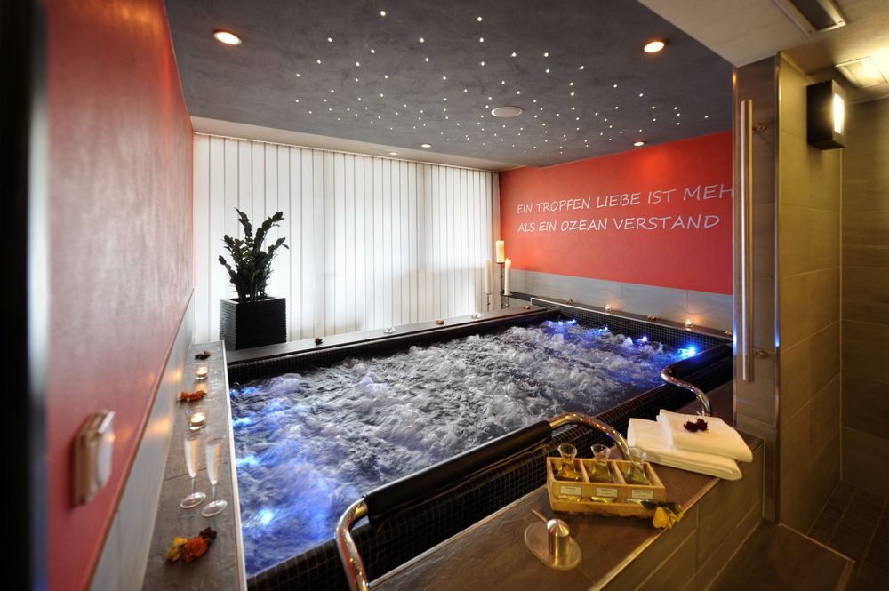 Privat Whirlpool mit Prosecco im Eiger Mountain & Soul Resort in ...