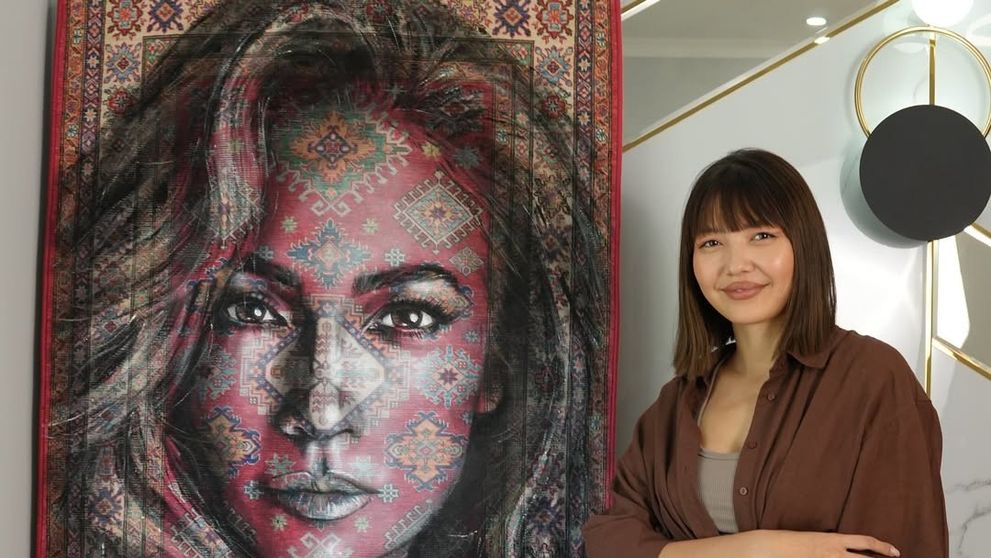 O tânără din Kazahstan a pictat chipul lui Jennifer Lopez pe un covor ...